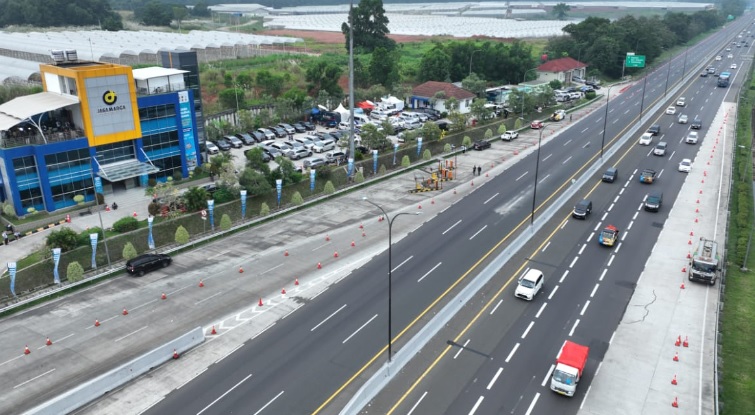 Lalu Lintas Arah Timur di Jalan Tol Jakarta-Cikampek Mulai Terurai, One Way Diperpendek Mulai ...