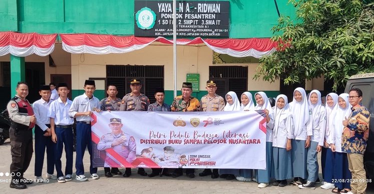 Dalam Rangka HUT RI Ke-78, Kapolsek Jatiasih Gelar Bakti Sosial di Yayasan Pondok Pesantren AR ...